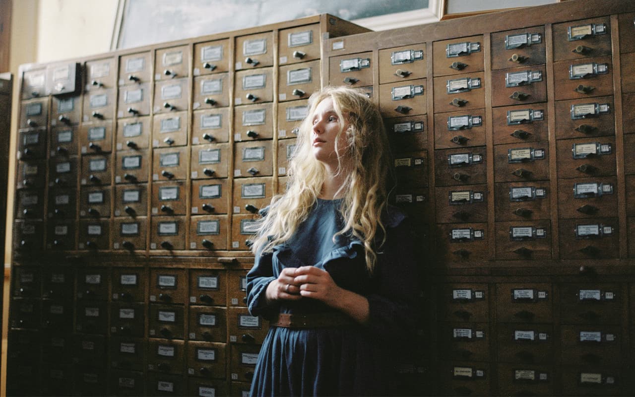 What professional training is required for an archivist? - Arm-AC